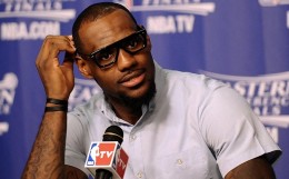 LeBron James wears thick fake glasses (Picture)