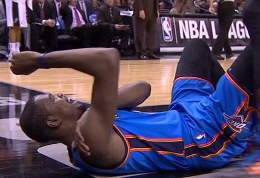 Kevin Durant suffered shoulder injury on this play vs the Spurs (Video)