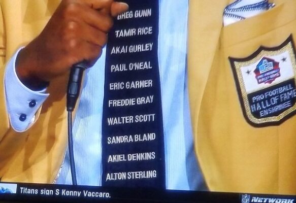 Randy Moss pays tribute with his Hall of Fame tie