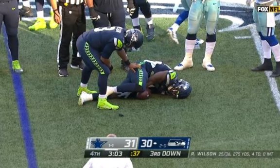 Chris Carson leaves with knee injury after Trysten Hill tackle and ...