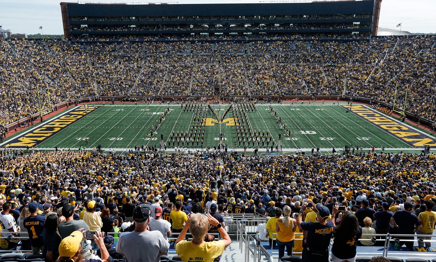 Video Michigan Band Goes Viral For Amazing Beer Pong Routine Video Michigan Band Goes Viral For Amazing Beer Pong Routine