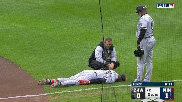 Eloy Jimenez carted off field after suffering ugly-looking hamstring injury