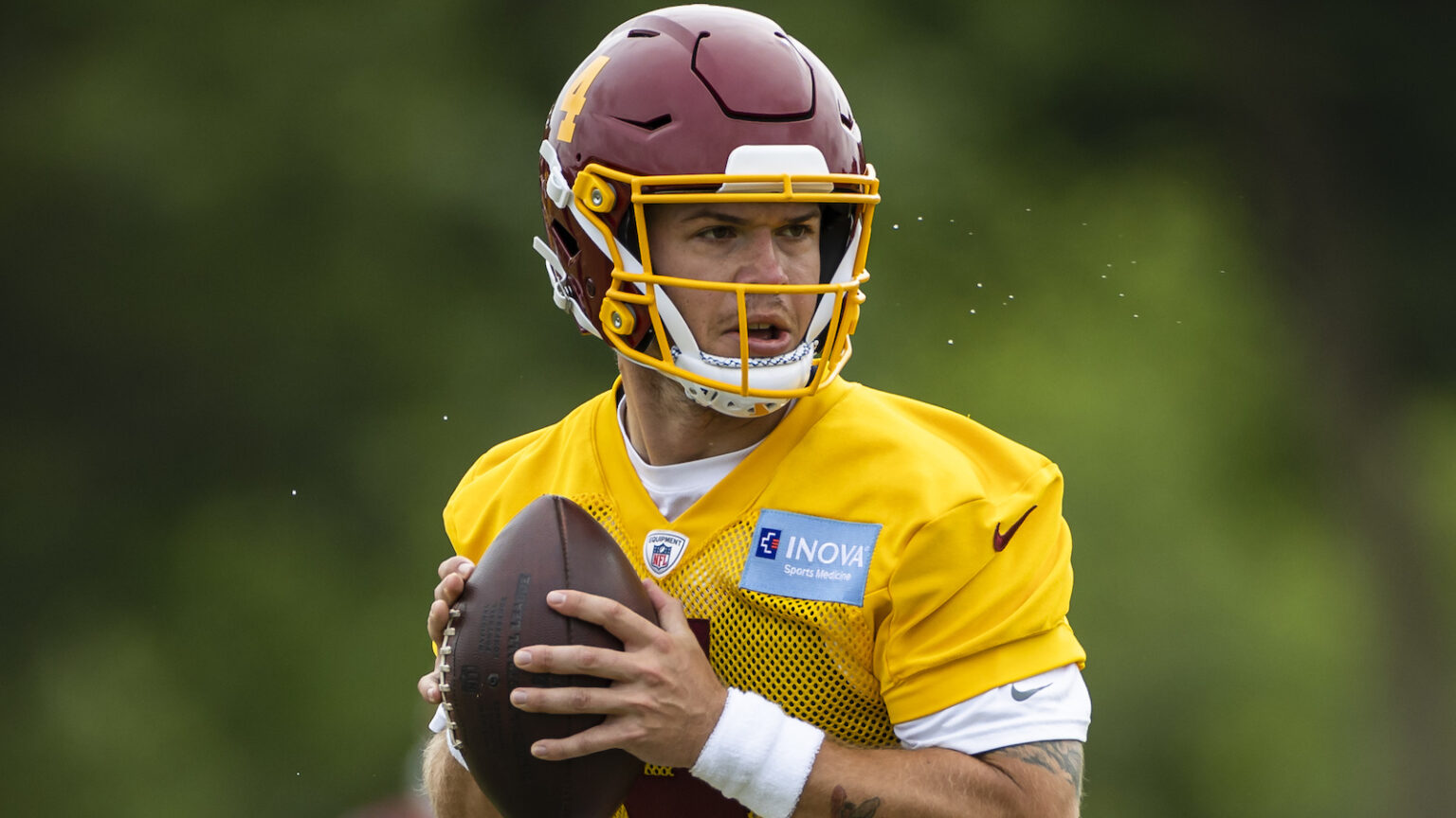 Taylor Heinicke signs on to serve as backup QB in 2025