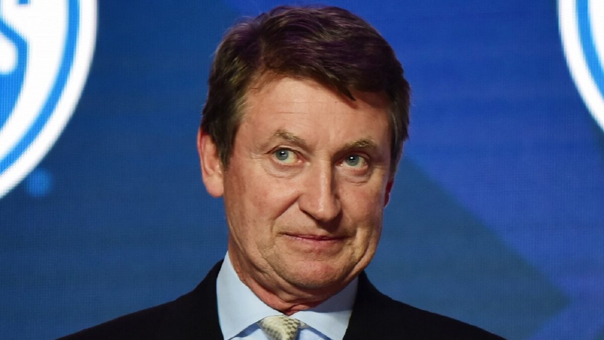 Wayne Gretzky gave hats to Team Canada with 2-word message