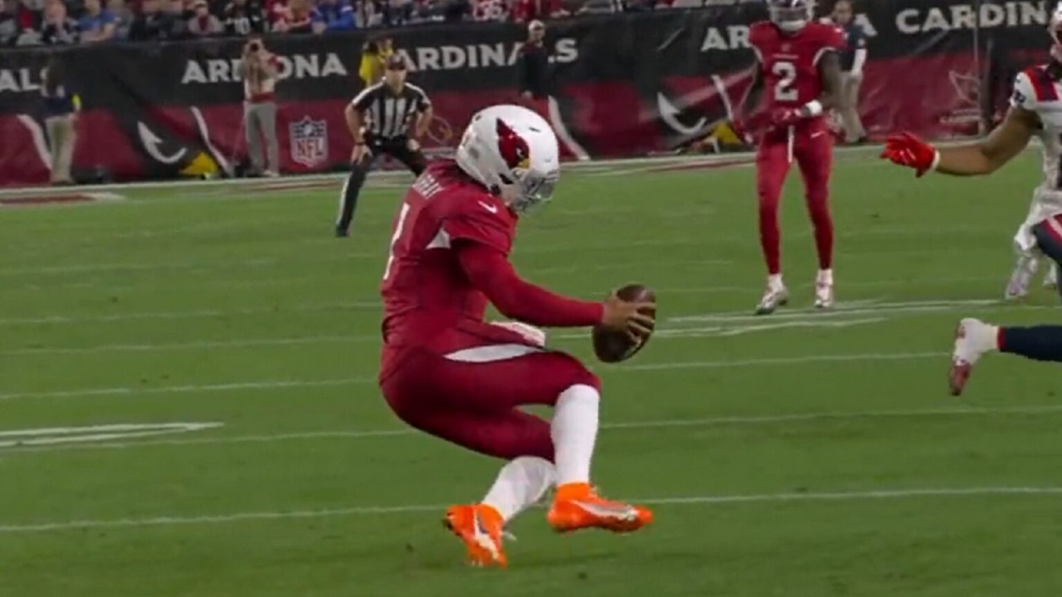 Kyler Murray suffers non-contact knee injury against Patriots