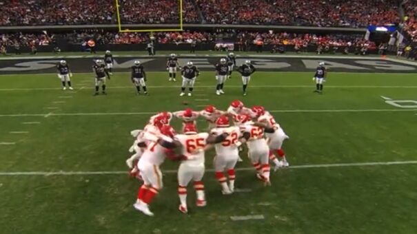 Chiefs use incredible formation, carousel huddle in must-see play