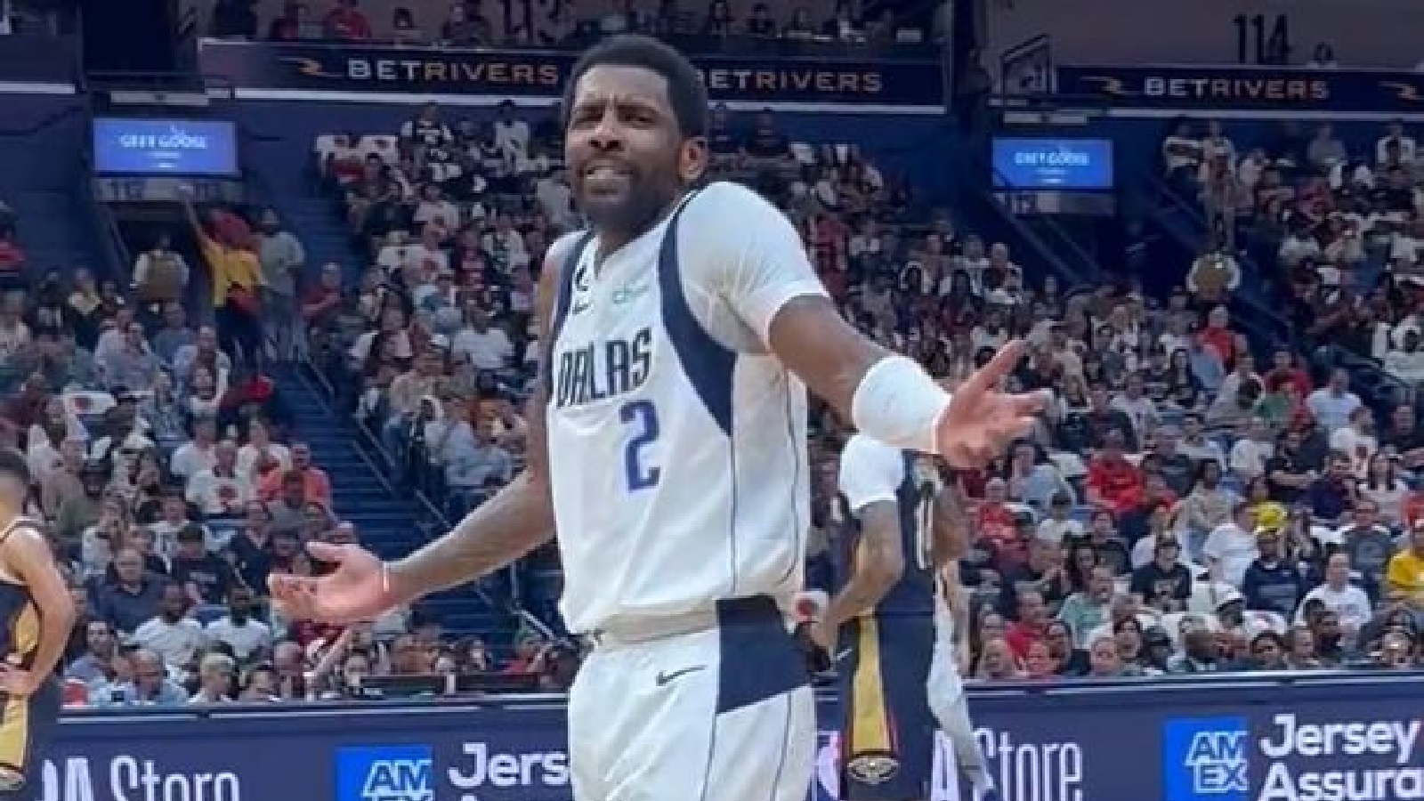 Viral video shows Kyrie Irving getting into it with Pelicans fans