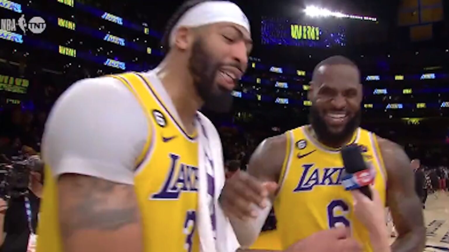 LeBron James calls out Anthony Davis for messing up end of Lakers game