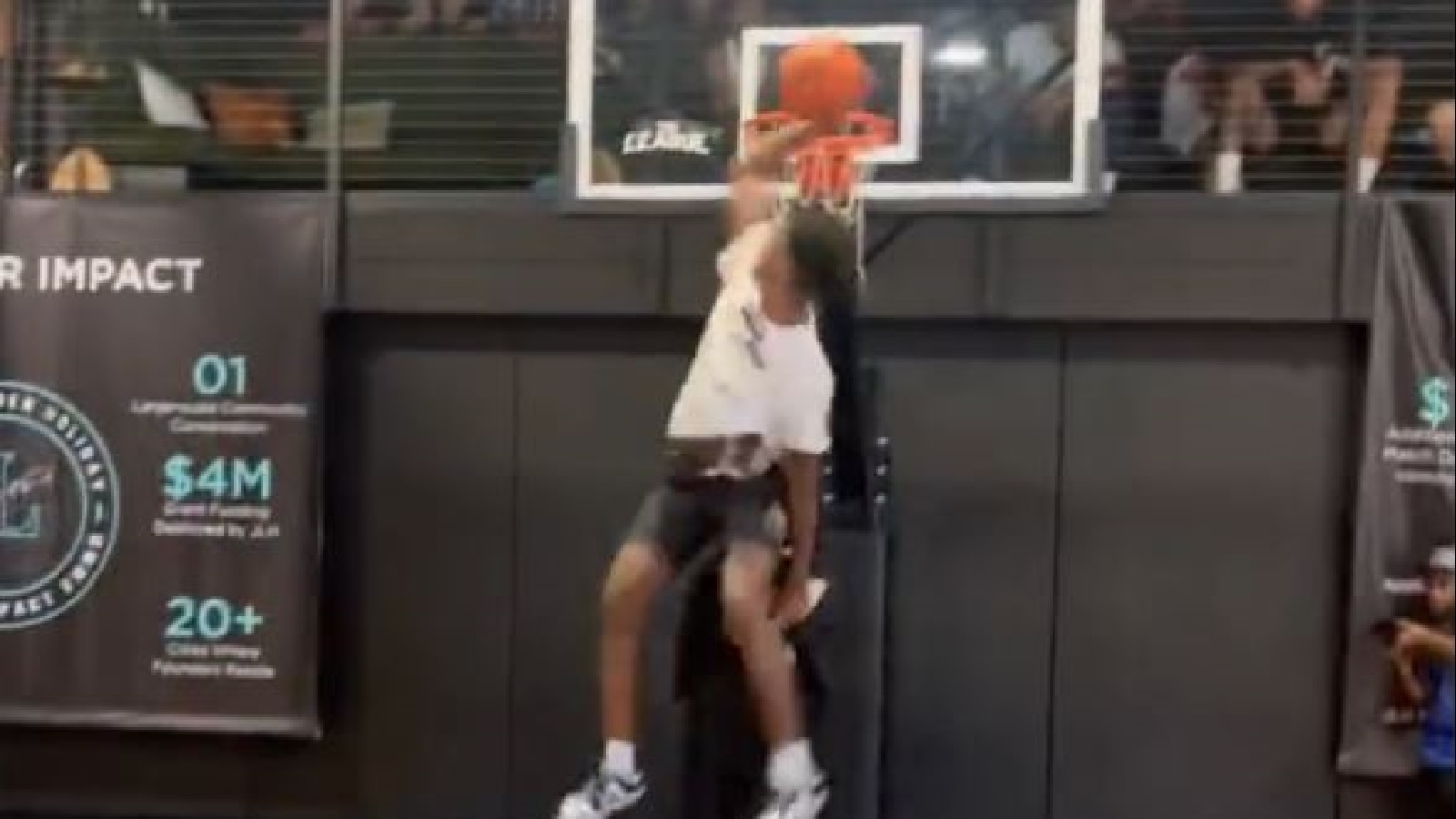 Jason Richardson's 15-year-old son goes viral for insane 360 dunk