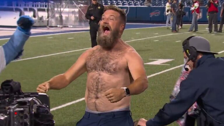 Ryan Fitzpatrick goes shirtless on demand from Bills fans