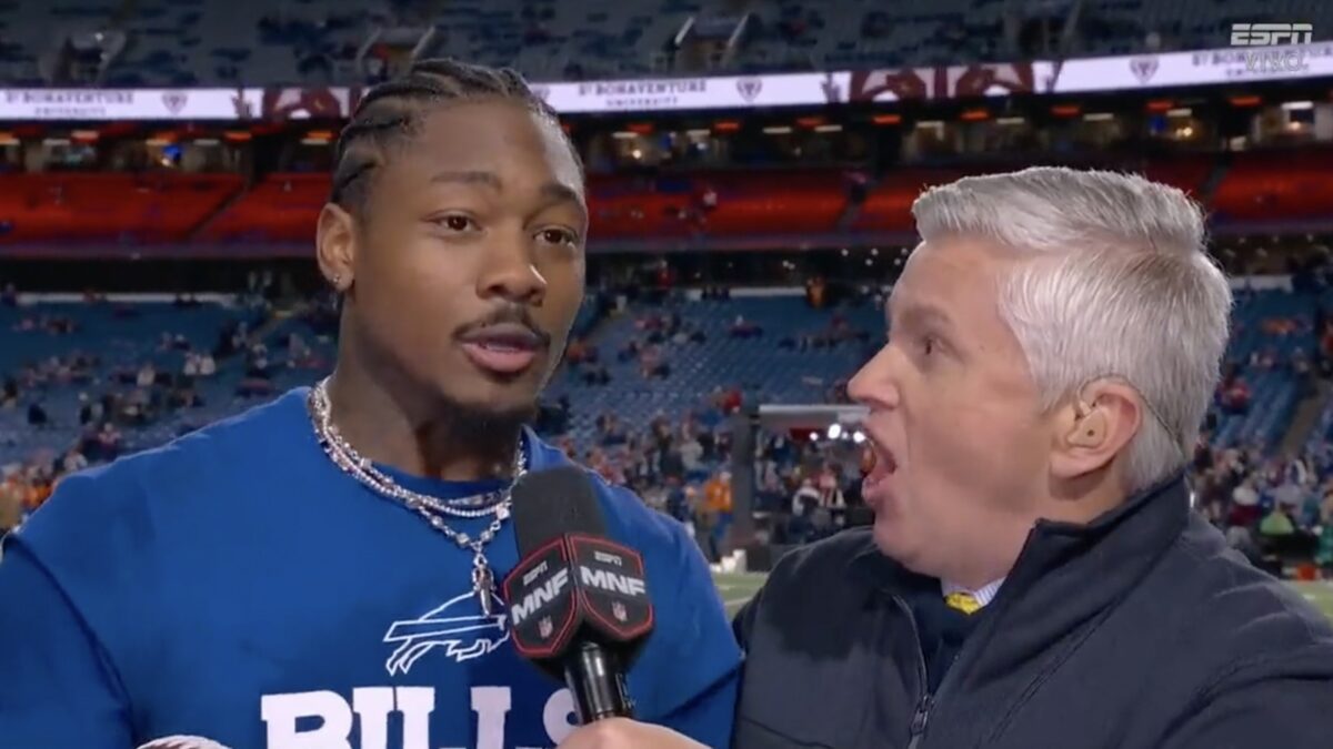 Stefon Diggs made a hilarious cameo on MNF Spanish broadcast