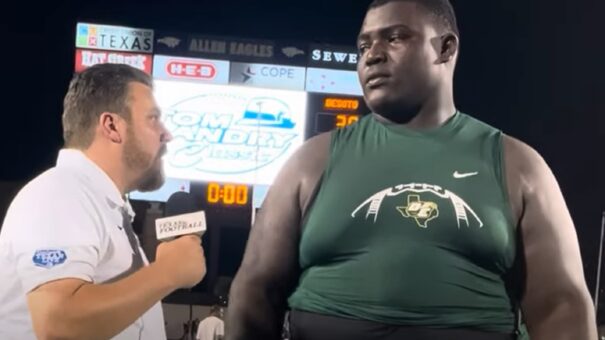 Incredible photo of massive Texas high school lineman goes viral