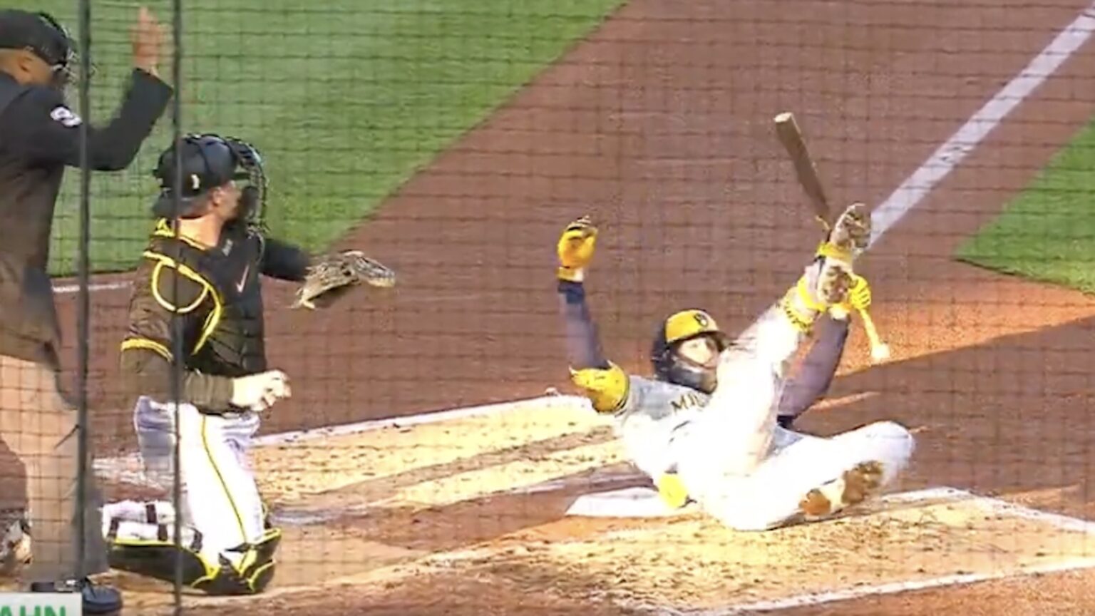 Jared Jones broke batter's ankles with filthy pitch