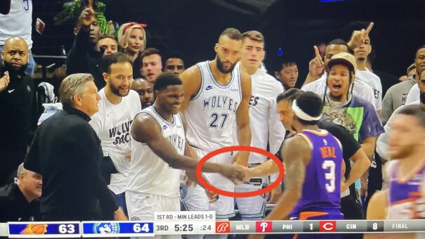 Referee pulls concerning move after Anthony Edwards highlight play