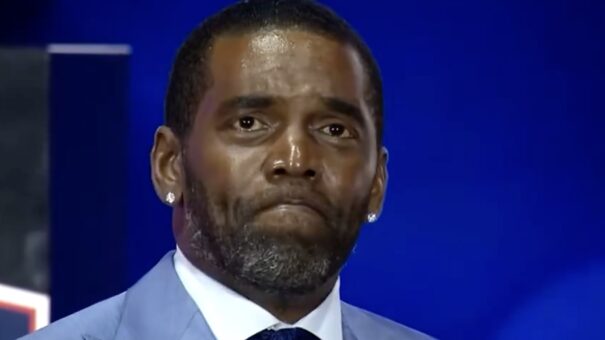 Randy Moss started crying during ovation from Patriots fans