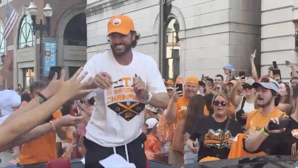 Tony Vitello gets hero's welcome in parade after leading Tennessee to ...