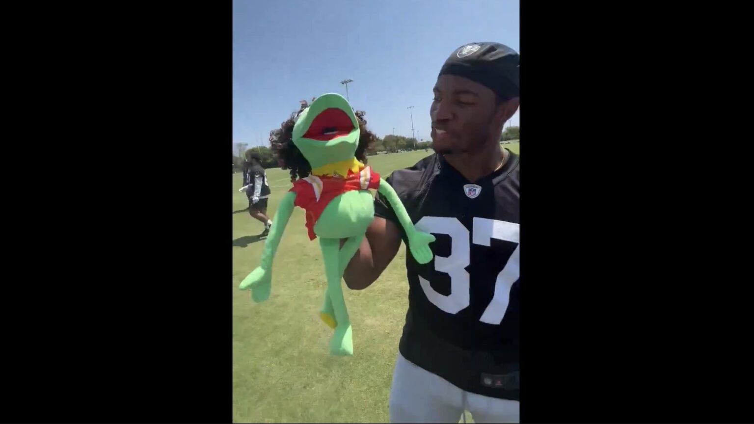 Raiders rookie goes viral for mocking Patrick Mahomes with puppet
