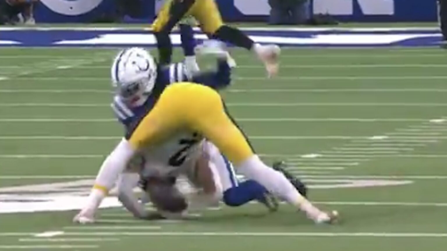 Justin Fields loses fumble on ugliest play of NFL season