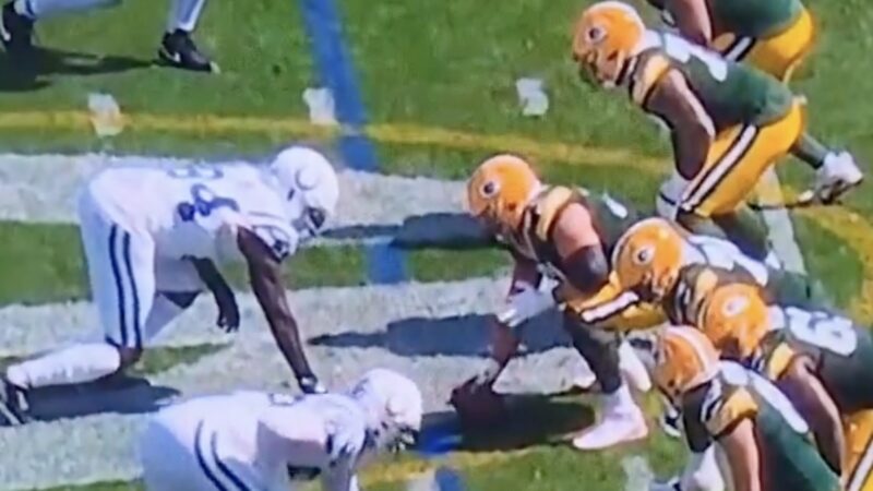Video shows Packers center vomit on field just before snapping ball