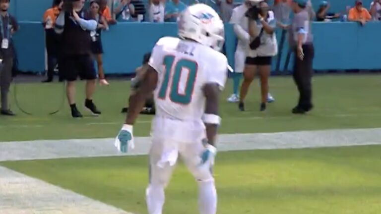 Tyreek Hill did handcuffs celebration after scoring 80-yard TD