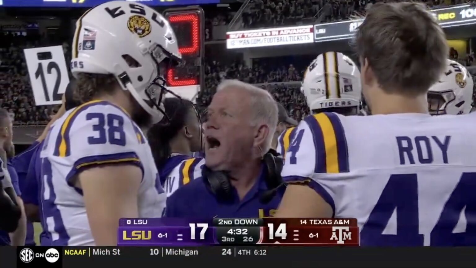 Brian Kelly berates LSU holder after botched FG attempt
