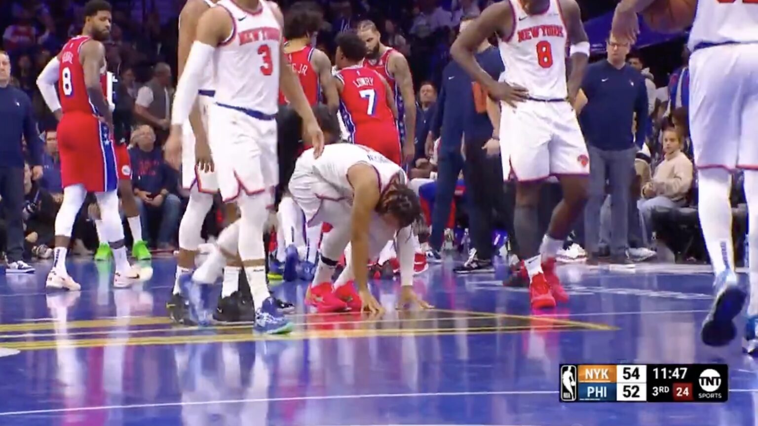 Jalen Brunson leaves game with ankle injury