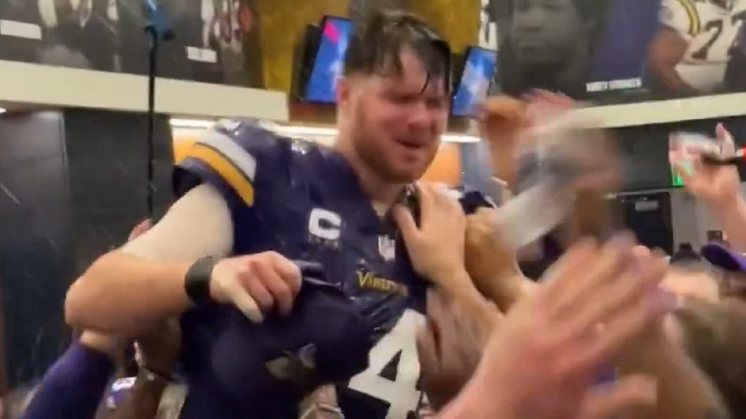 Sam Darnold gets hero treatment inside Vikings' locker room