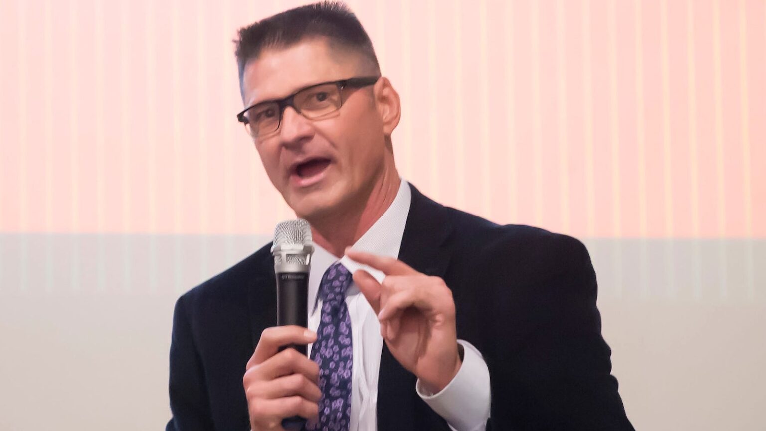 Oilers fan Kait films video in shower ahead of Game 7