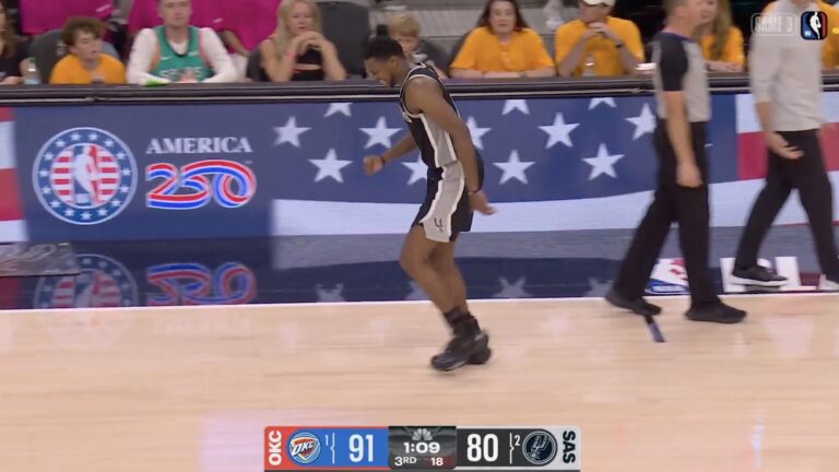De'Aaron Fox limps off Game 3 court in serious pain